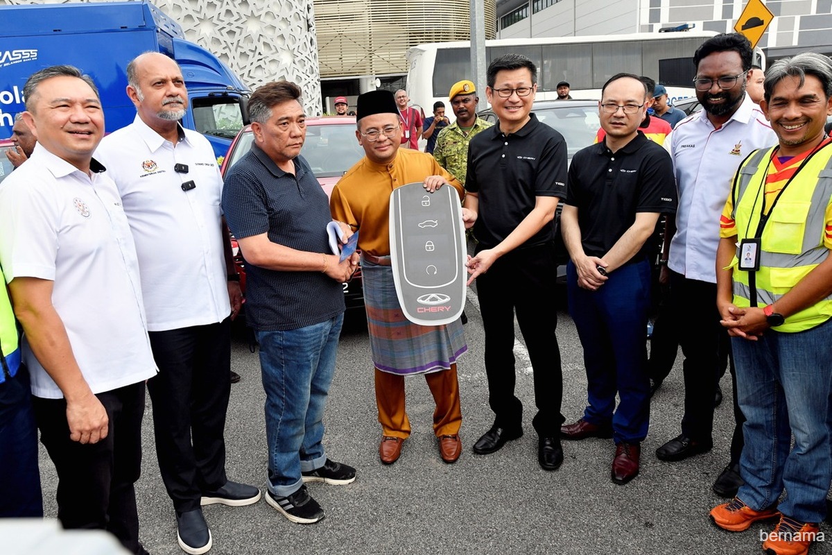 25 Putra Heights fire victims lent first batch of Chery Malaysia SUVs for a month on Friday ...