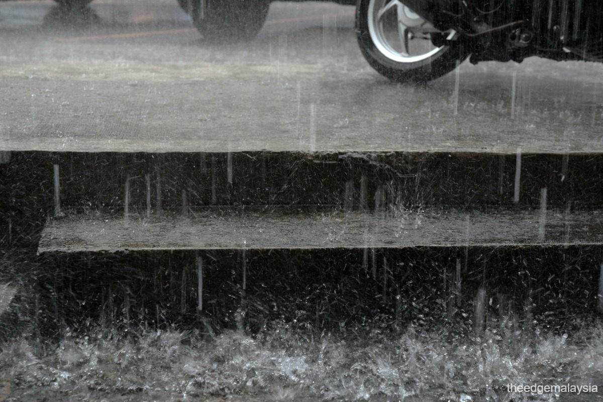 Heavy rain causes flash floods in KL | KLSE Screener