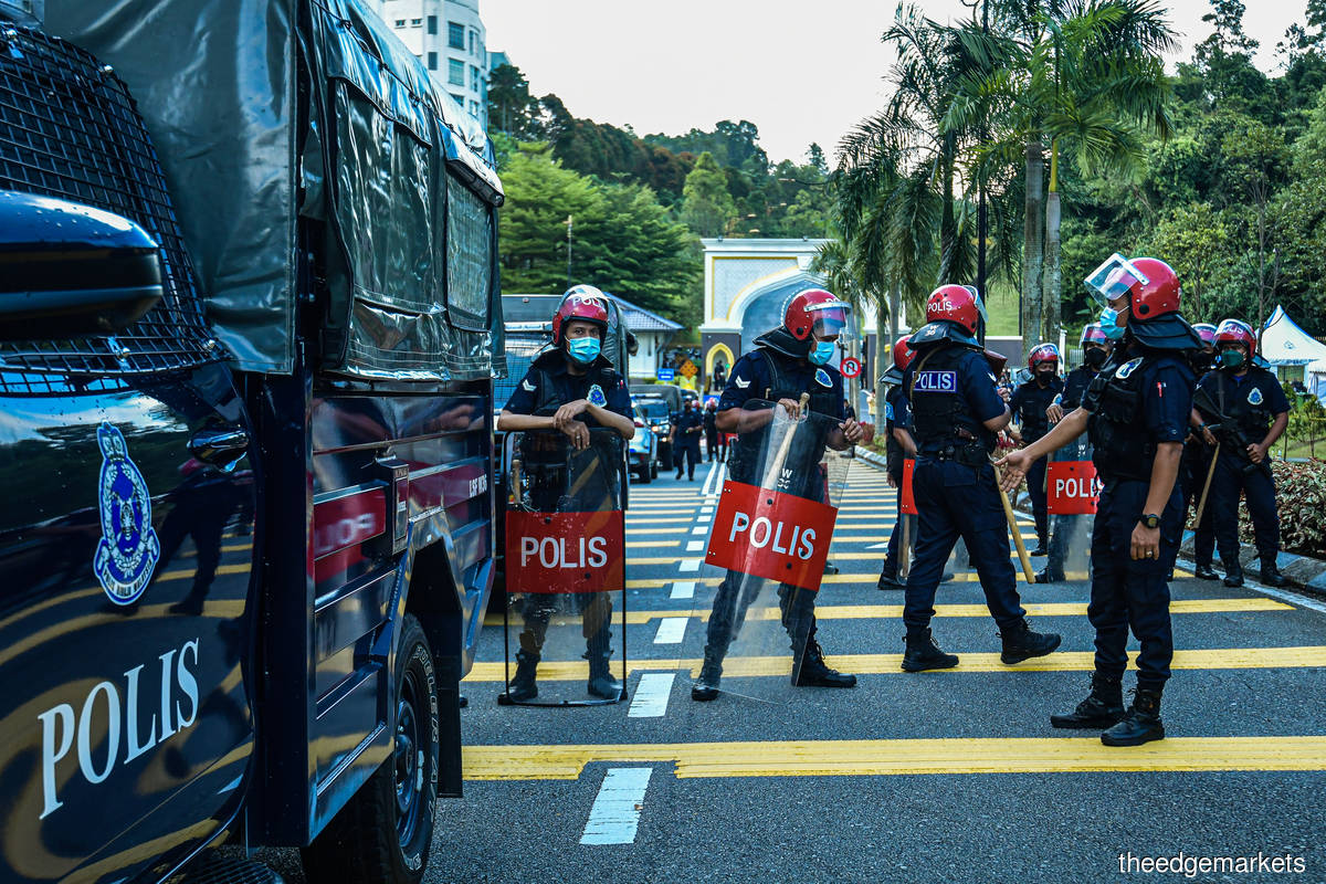 Stronger police presence at Istana Negara, roadblocks nationwide | KLSE ...