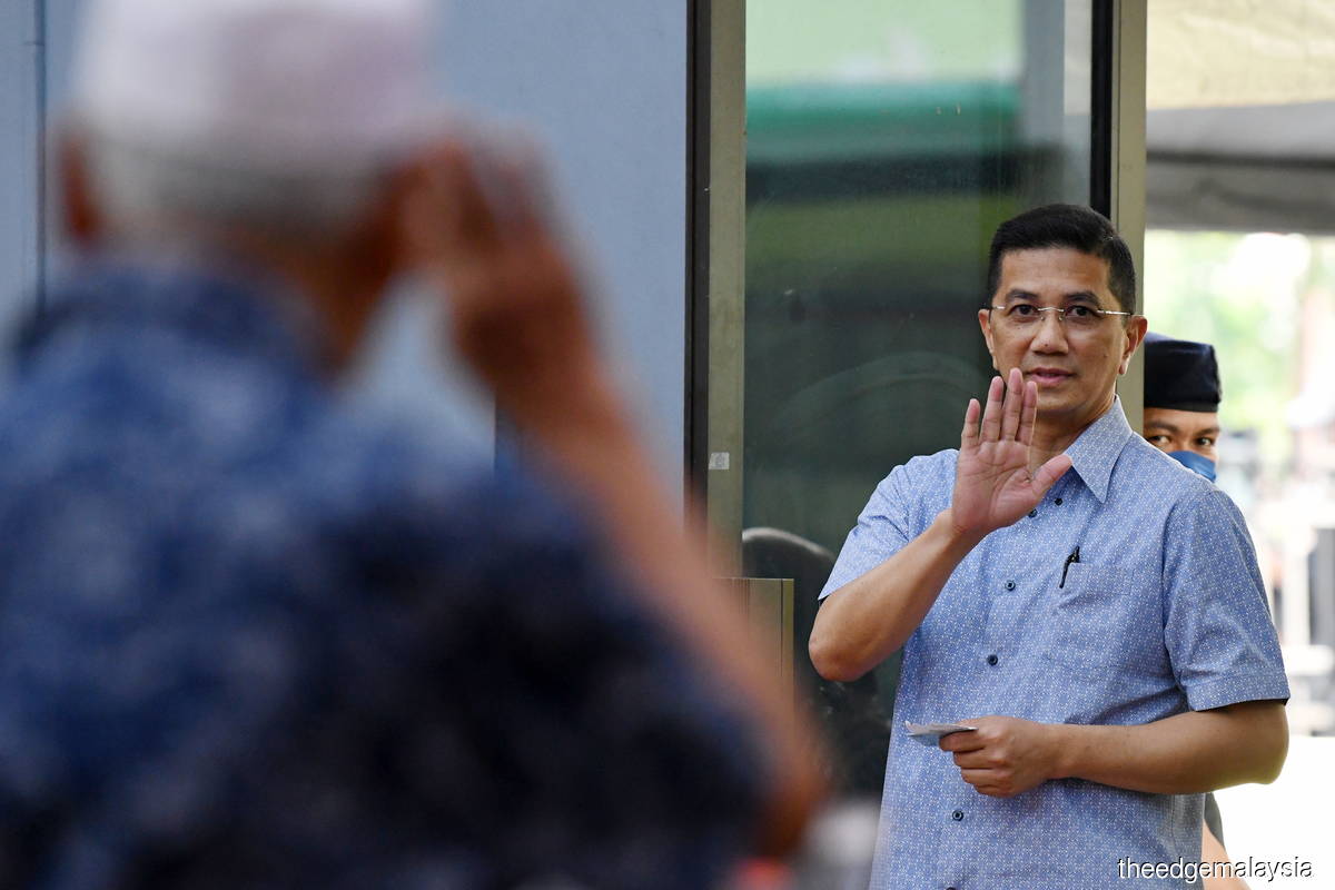 Azmin: I was merely questioning govt's open tender policy