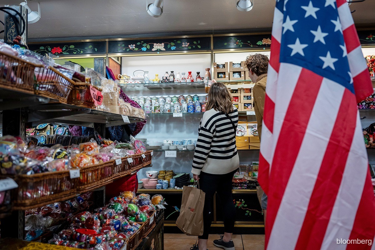 US consumer confidence falls slightly on job, income concerns