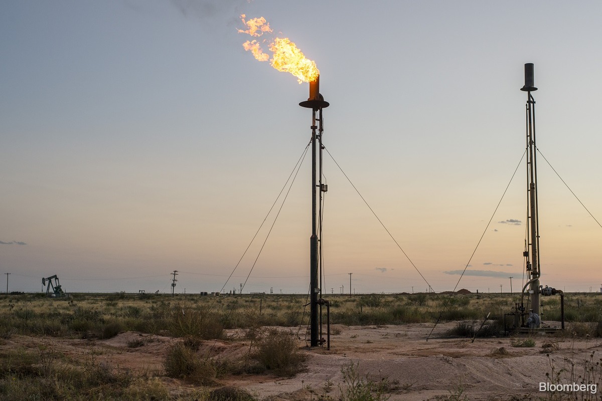 Oil prices edge lower as markets eye US govt reopening