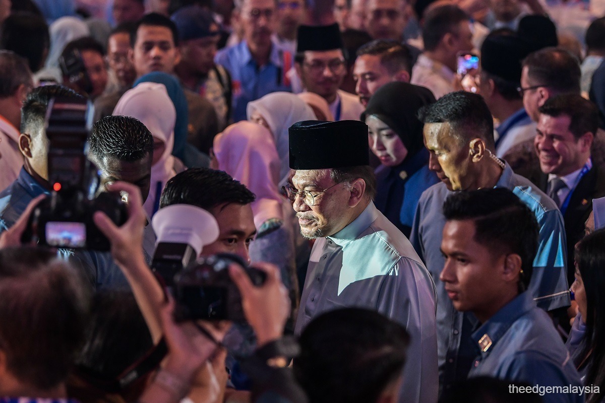 Anwar defends Azam Baki’s reappointment as MACC chief, says no one else ...