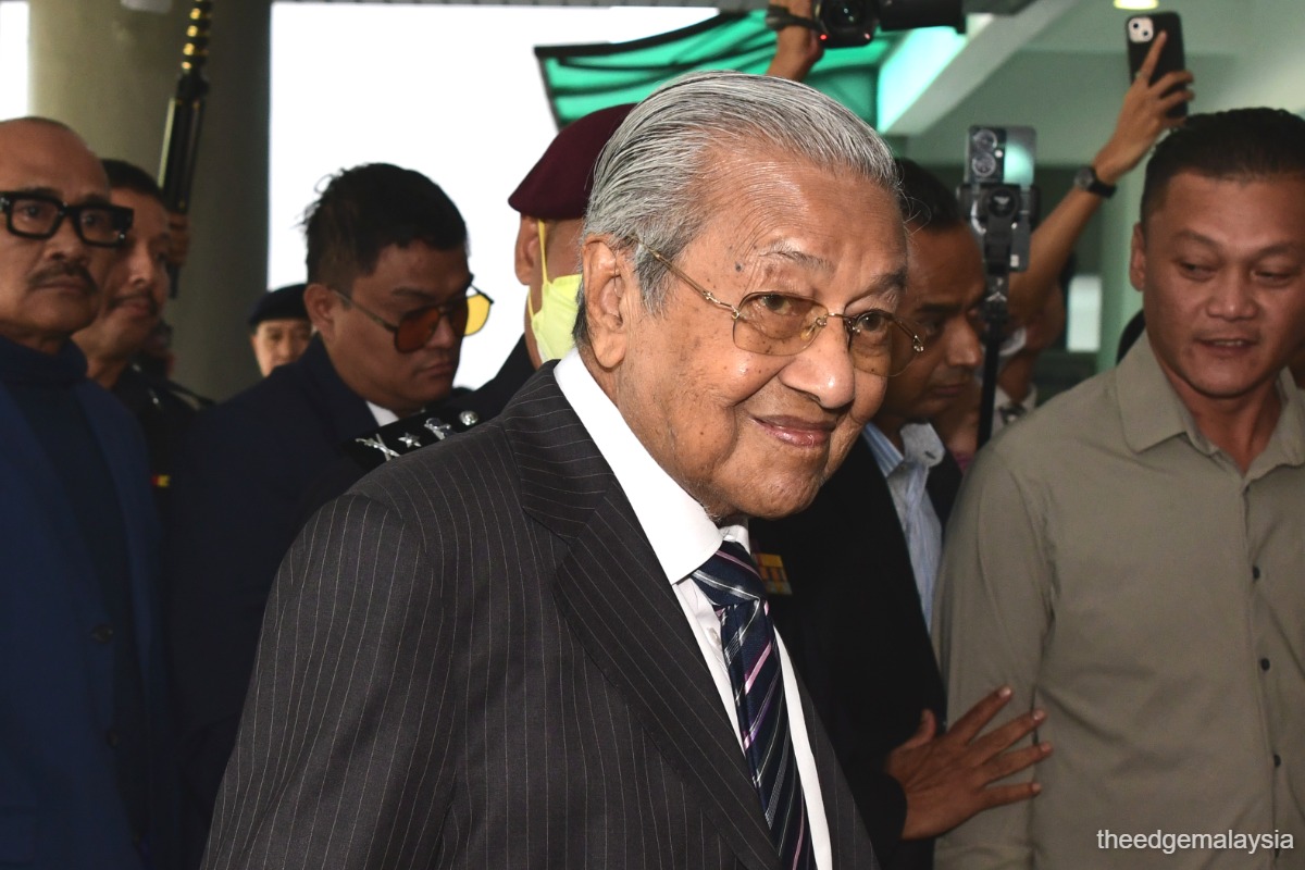 'Anwar is a pathological liar', claims Dr M