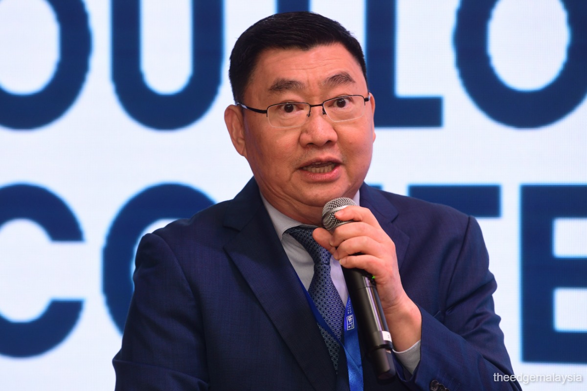 Economists rule out global recession but warn of rising risks