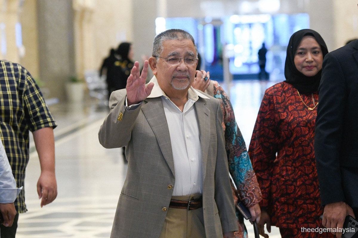 Federal Court finds Isa Samad guilty of corruption