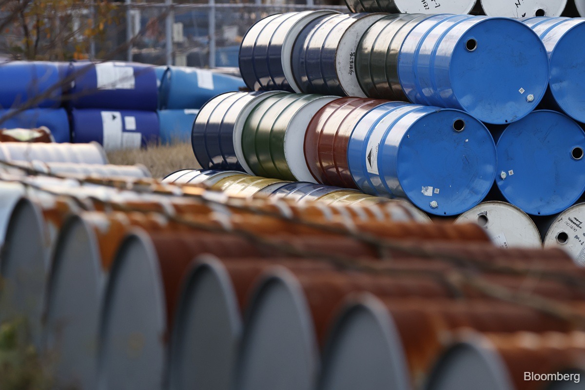 Saudis cut main oil price to Asia as signs of caution emerge