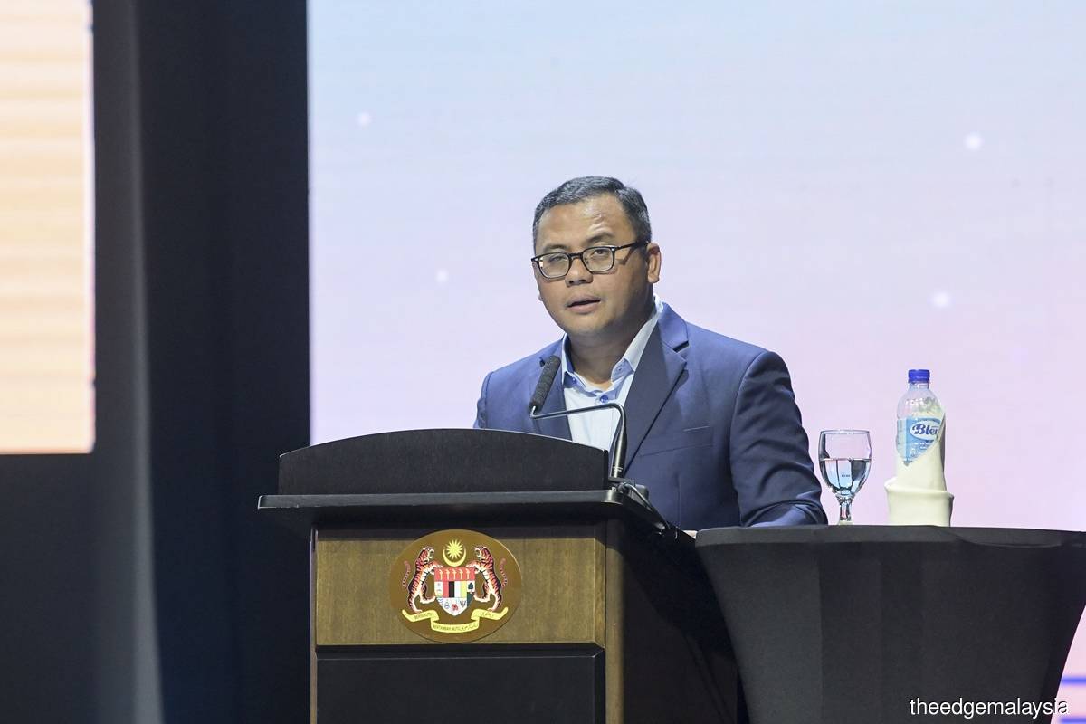 Development of Carey Island's third port discussed at Selangor ...