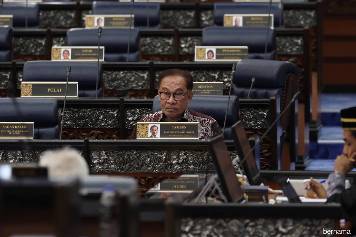 Govt MP calls on Anwar to address Zahid's DNAA issue in Parliament