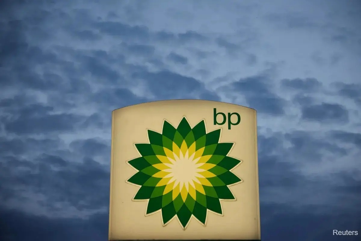 BP flags weaker oil trading while upstream output grows