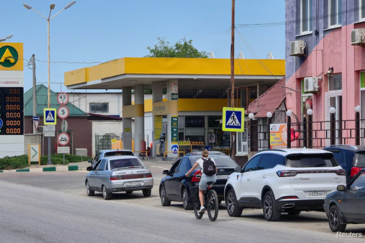 Ukraine attack kills five as Crimea halts public fuel sales