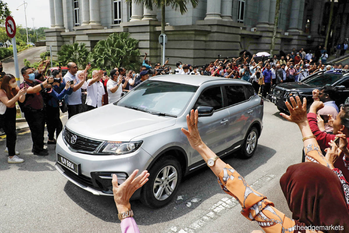 Apex court denies Najib’s bid for review of SRC case, says no merit in ...