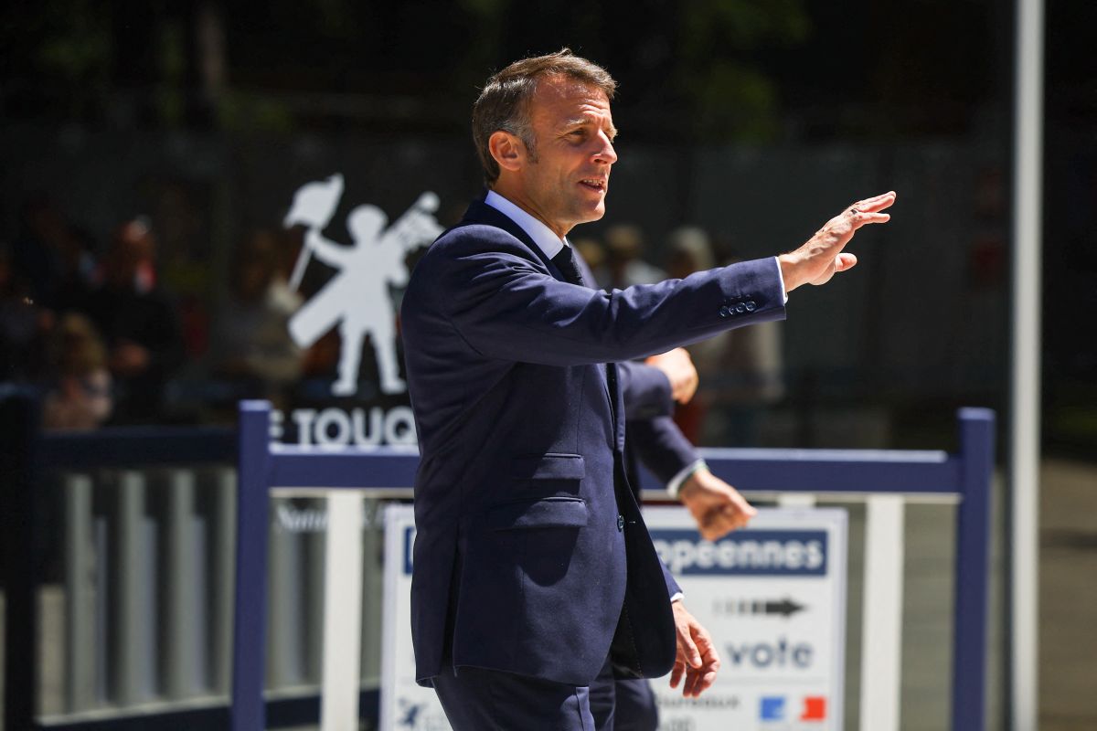 France's Macron holds crunch talks with party chiefs as deadline to ...