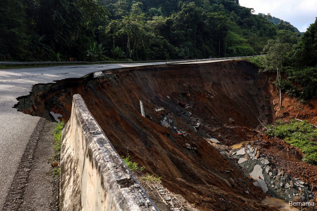 Landslide forces full closure of Jalan Gua Musang-Lojing near Cameron ...