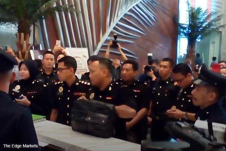 Fourteen MACC officers arrive at Menara Felda to retrieve documents ...