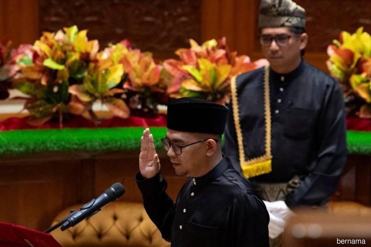 Mohd Azmawi sworn in as Nenggiri state assemblyman | KLSE Screener