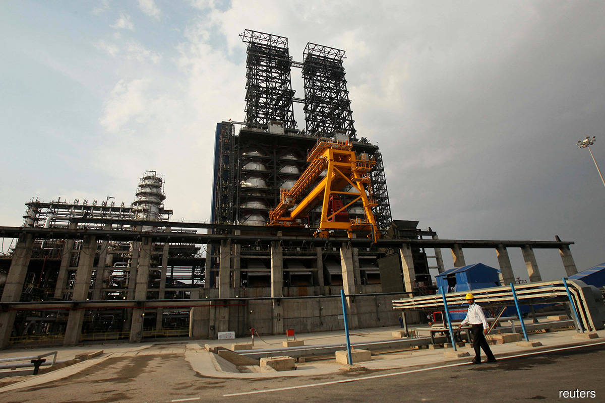 Asia refiners to crank up runs on record gasoil margins | KLSE Screener