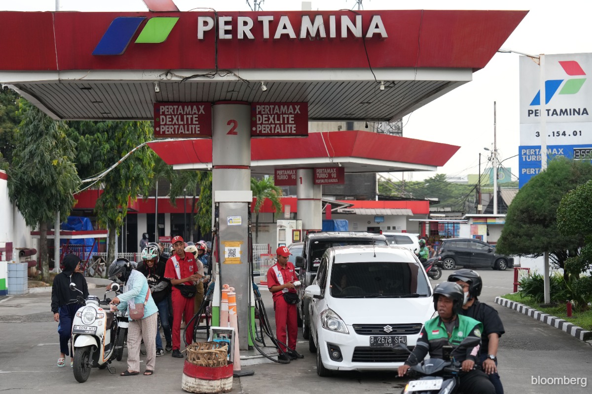 Indonesia Summons Singapore Oil Traders in Pertamina Graft Probe ...