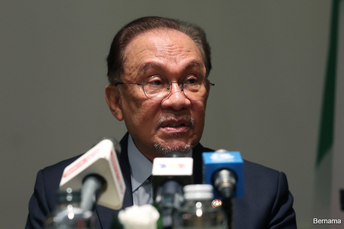 Anwar arrives in Paris for two-day visit to France | KLSE Screener