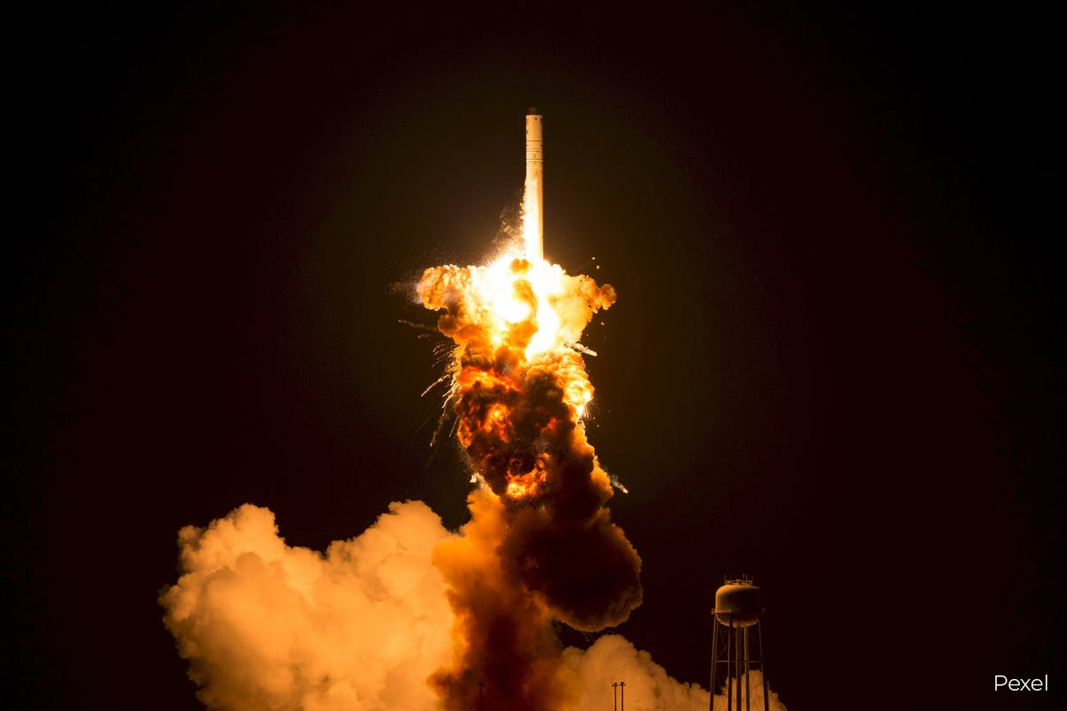 China's moon probe begins journey back to Earth