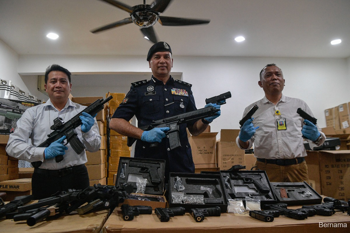 Three foreigners arrested, hundreds of fake firearms seized in Segambut ...