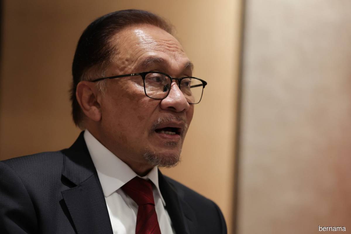 Anwar says Pendang MP comparing him to Dr M 'totally absurd'