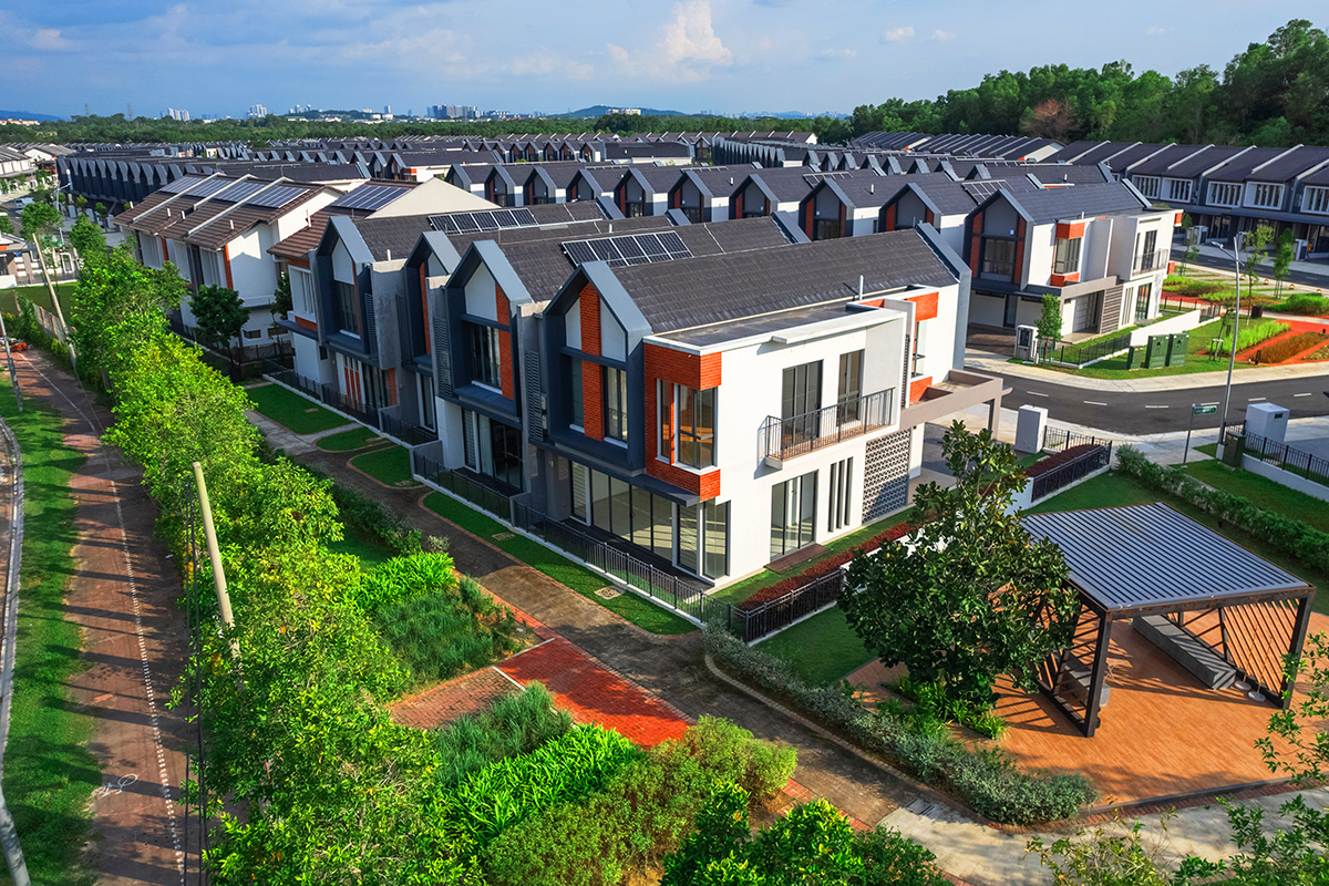 Empowering homes to support neighbourhood with renewable energy