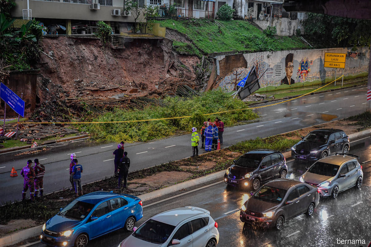 Heavy rain causes retaining wall to collapse in KL's Taman Bunga Raya ...