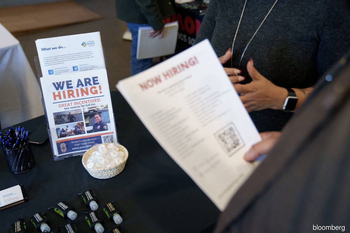 US jobless claims edge lower, continuing claims remain elevated