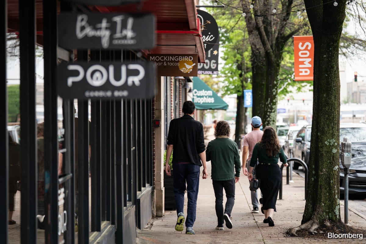 US consumer sentiment falls to near lowest on record