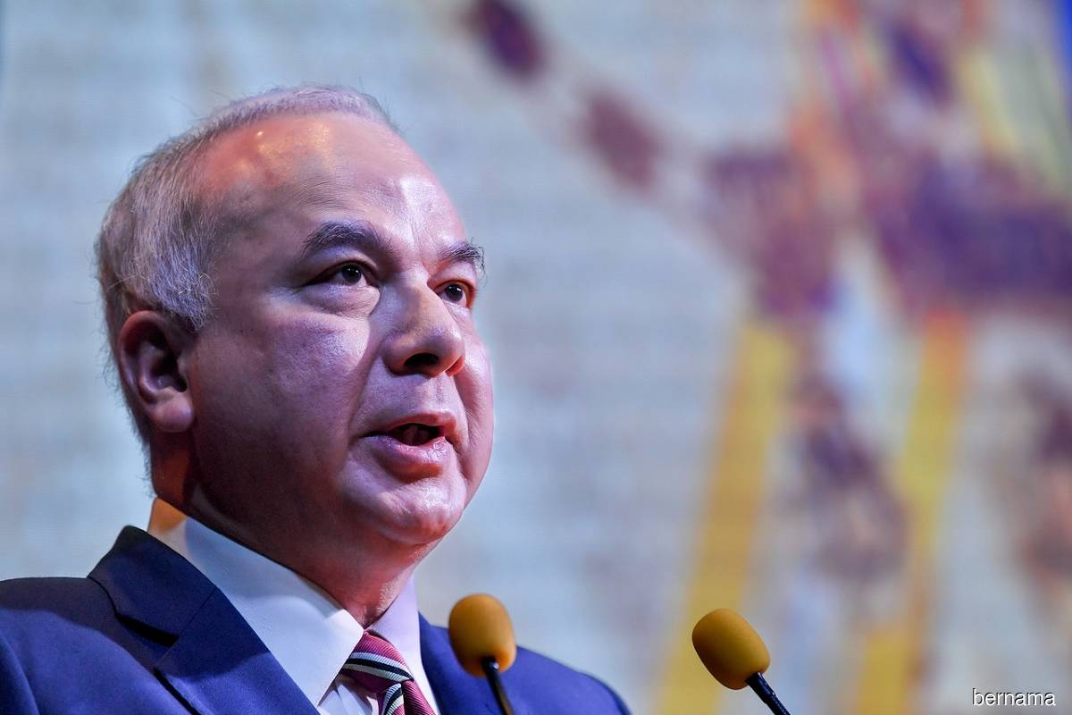 Sultan Nazrin presents instruments of appointment to six shariah court ...