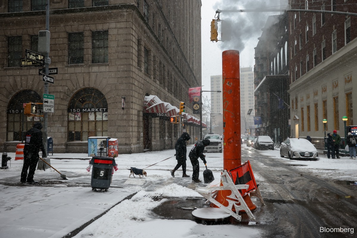 Winter Storm in New York City Has Workers Making a Messy Monday Travel ...