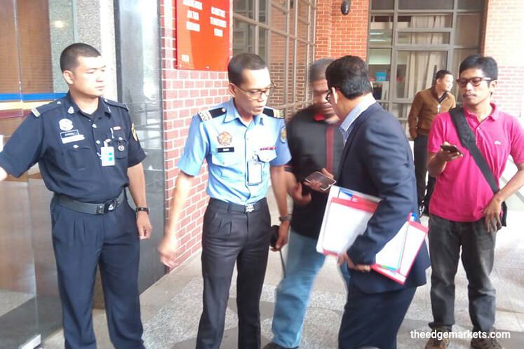 FGV's embattled chief Zakaria turns up at MACC office to give statement