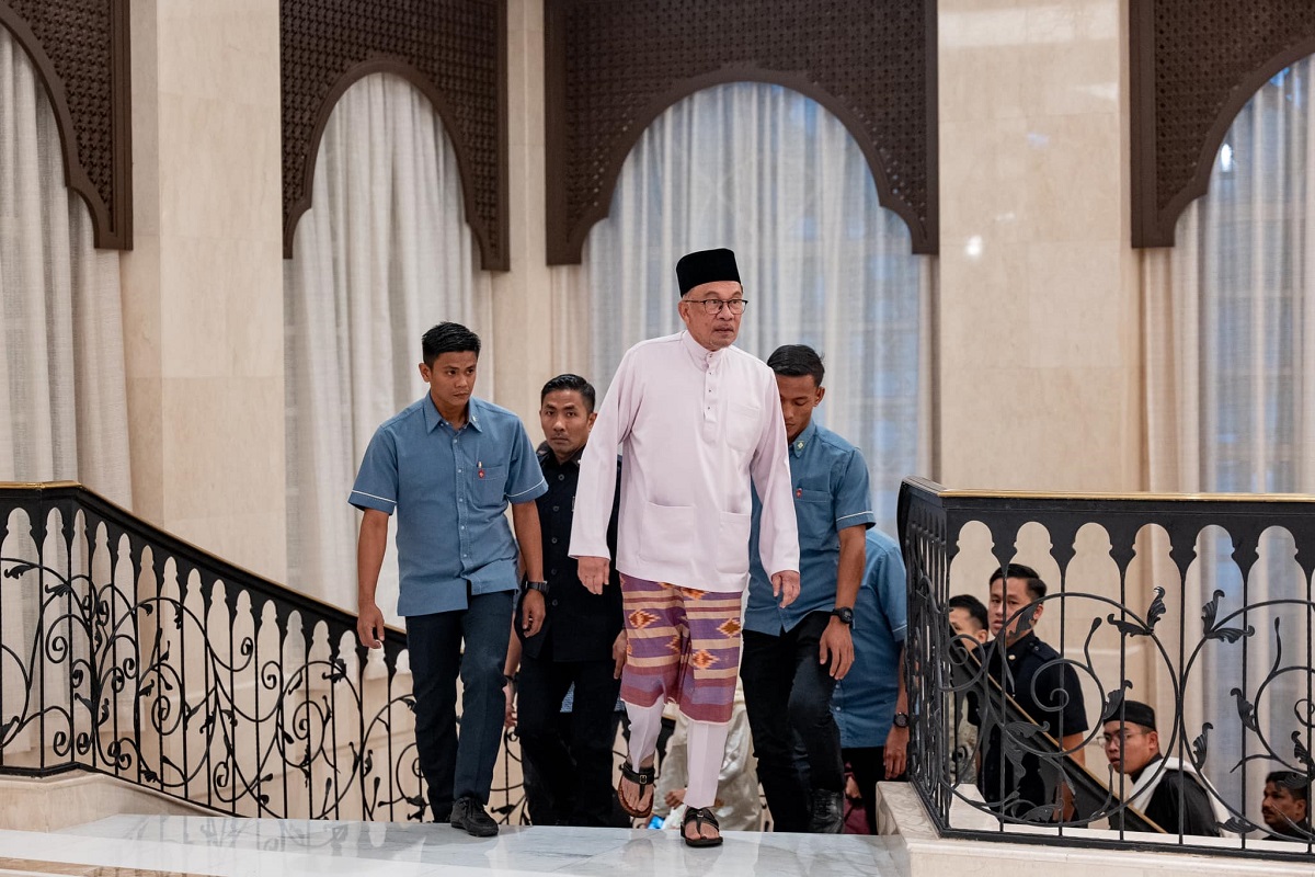 Anwar directs all ministry machinery to aid Johor in post-flood works ...