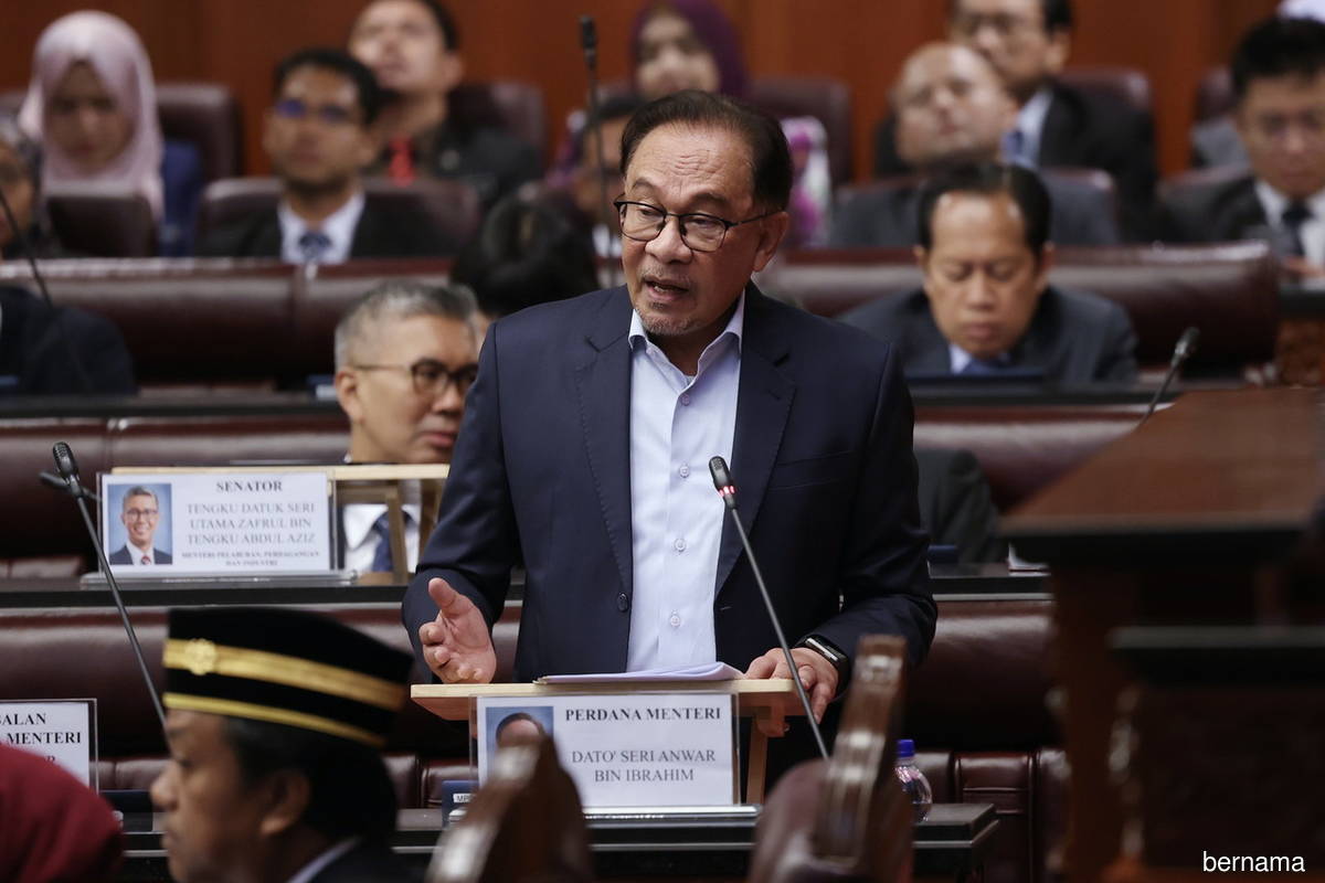 Anwar skirts query on purported royal addendum for Najib, says fresh ...