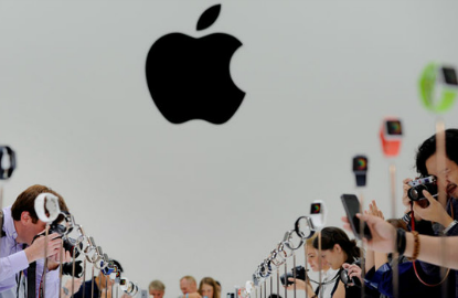 Apple, energy shares shine as Wall Street rallies