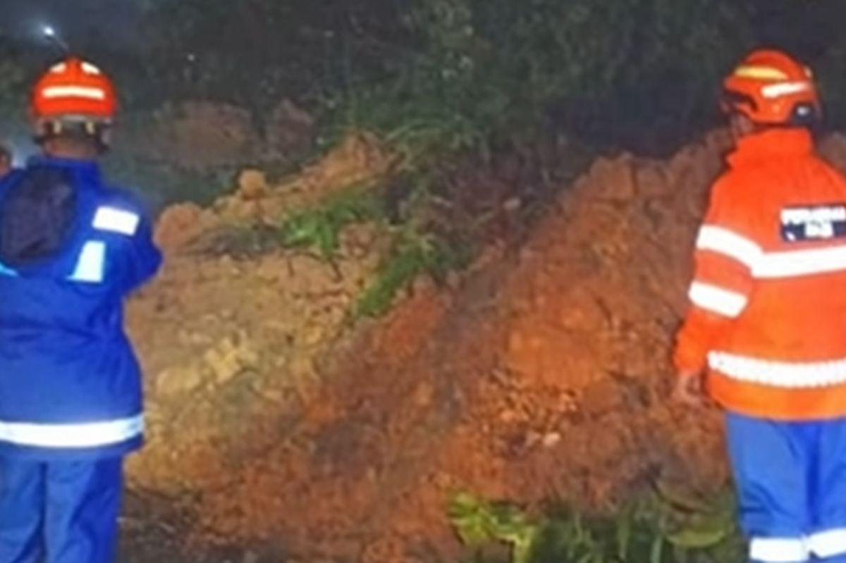 Cameron Highlands road reopens after landslide at Kampung Raja | KLSE ...