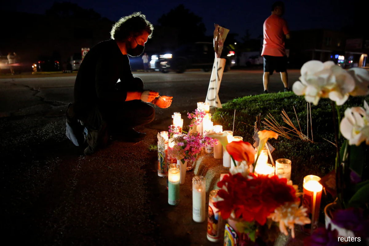 Chicago area residents mourn immigrant fatally shot by ICE agent during ...