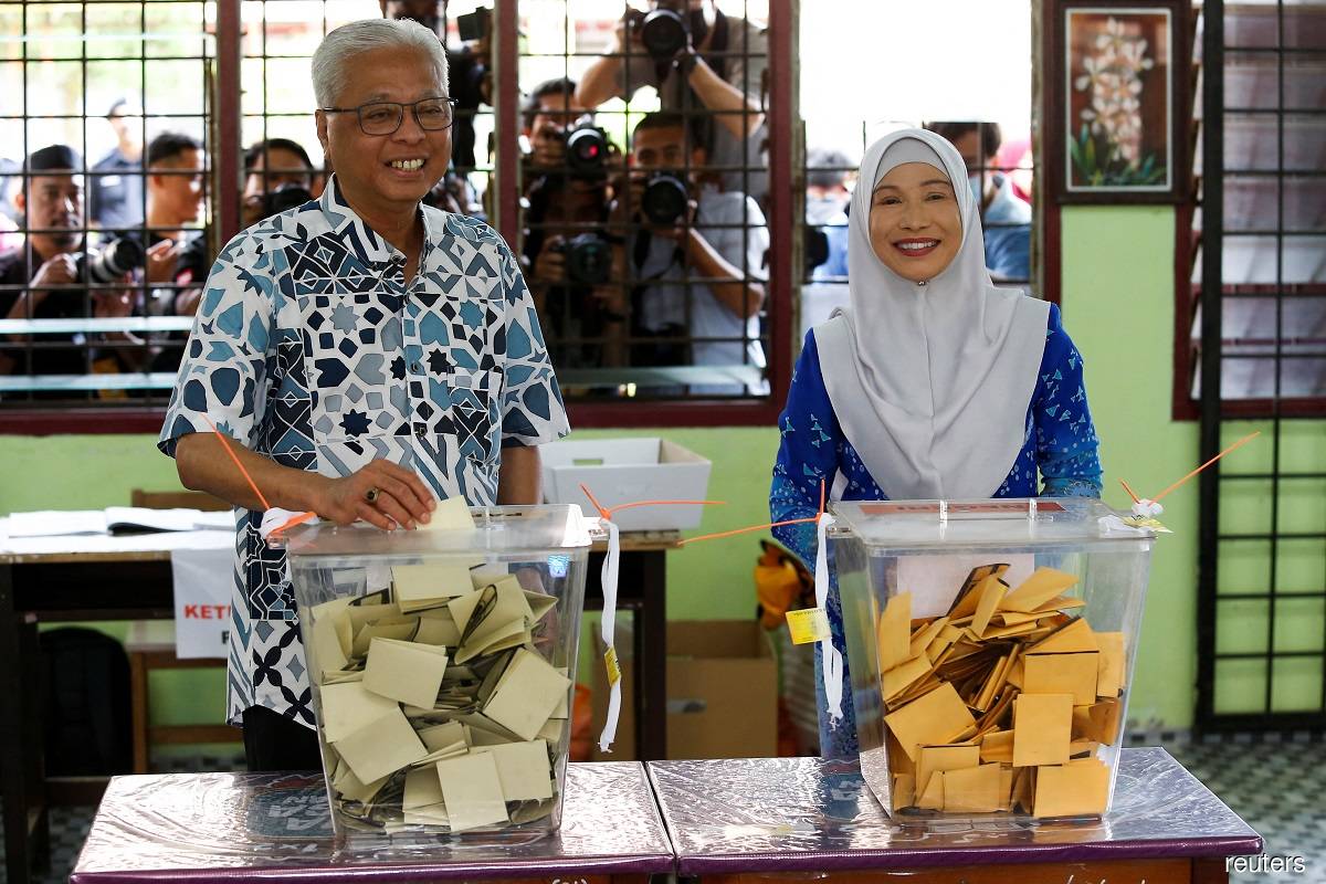 Ismail Sabri, family fulfil voter responsibilities for GE15 | KLSE Screener