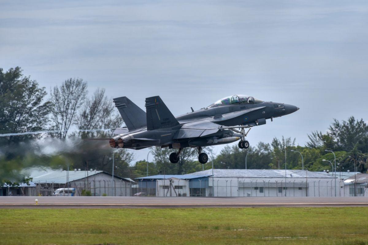 RMAF F/A-18D Hornet involved in runway accident at Kuantan Air Base ...