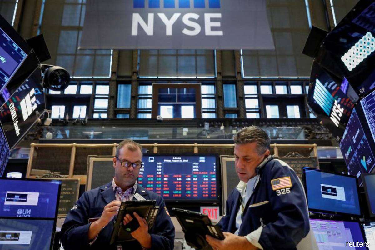 Major US stock indexes fall 1%, focus shifts to upcoming Powell speech