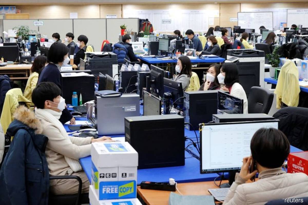 Poll: Majority of consumers kept work and personal lives separate ...