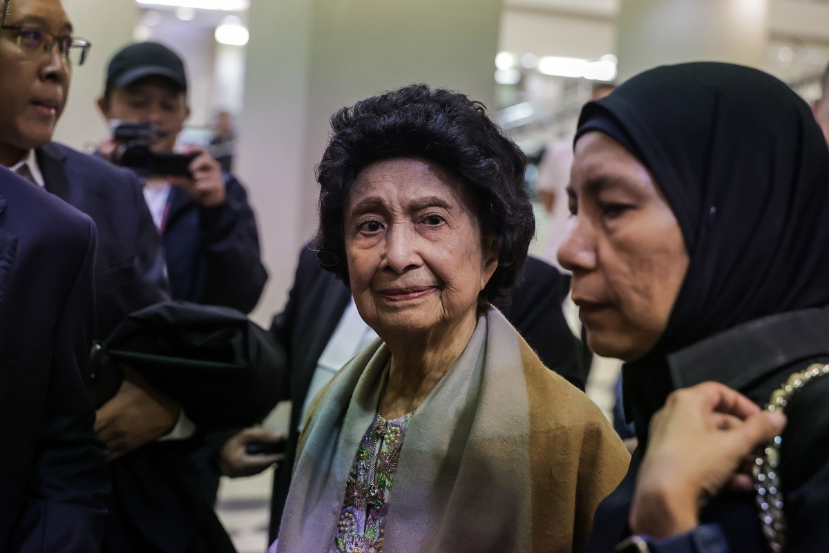 Mahathir tells court he is Malay Muslim since birth but has ancestry ...