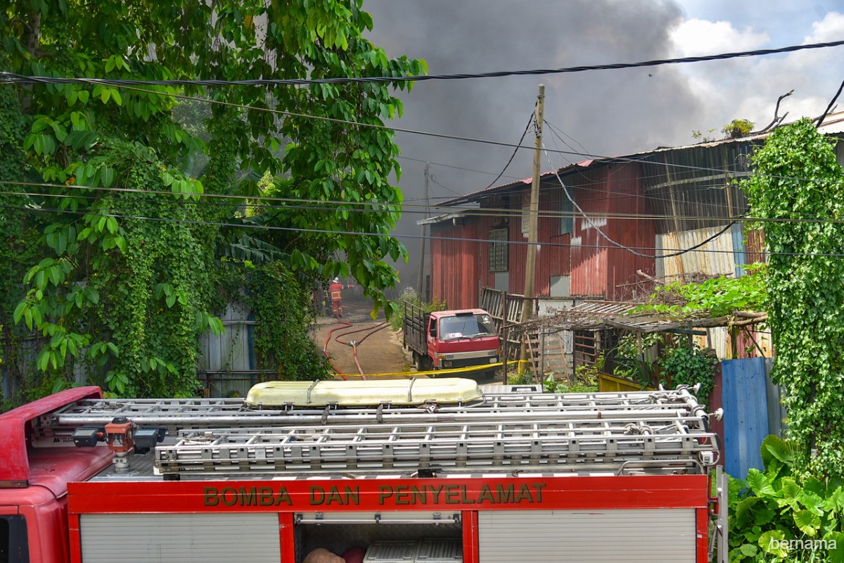 Puchong paper factory destroyed in midday fire | KLSE Screener