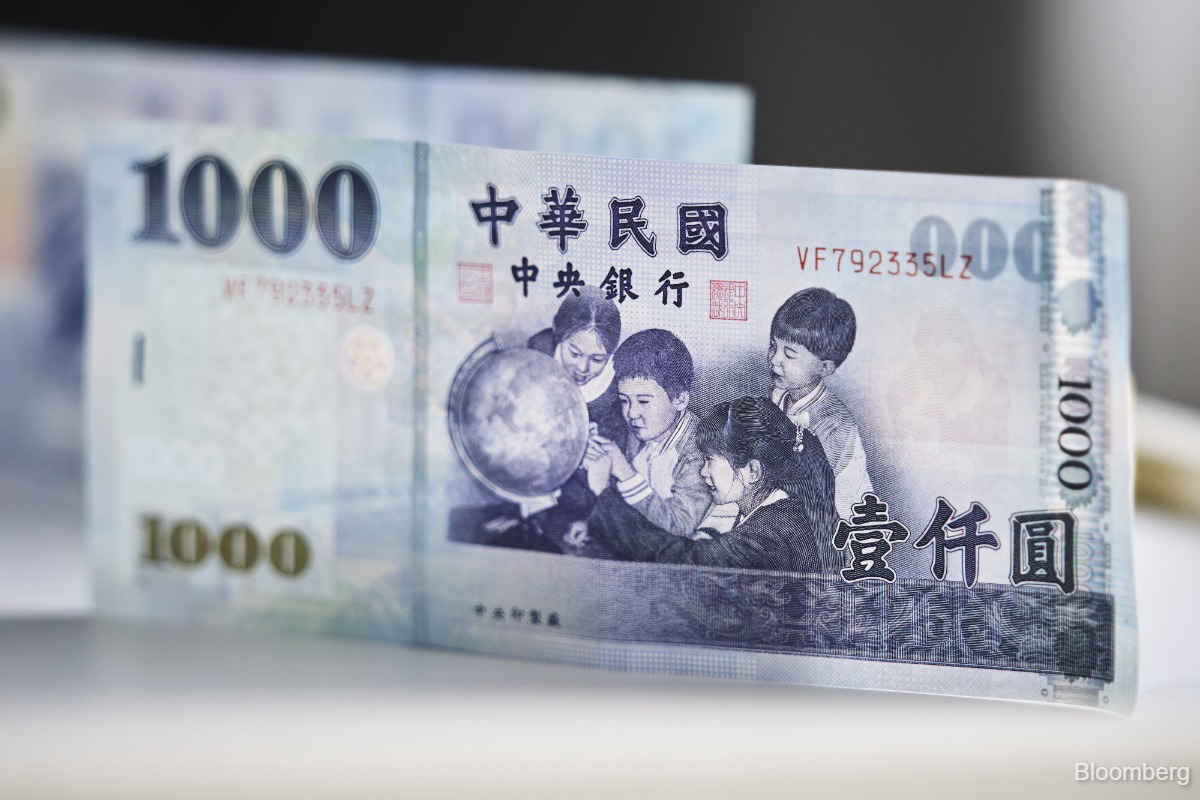 Taiwan dollar falls rapidly again, reinforcing intervention talk