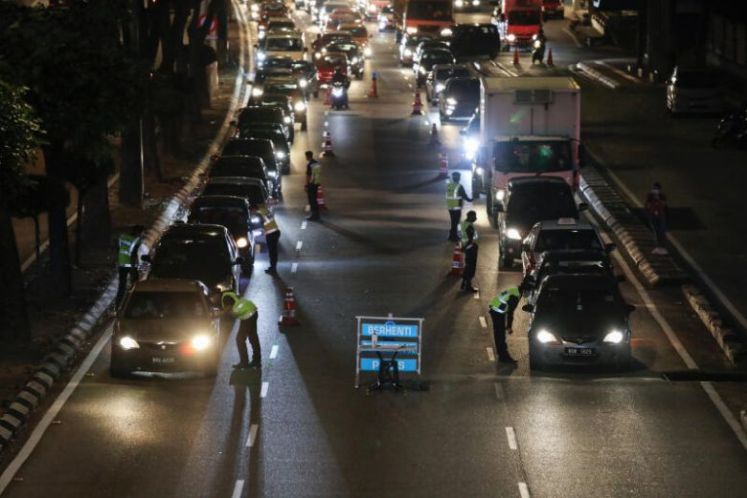 Massive traffic jams, roadblocks at all Selangor exit points - Police ...