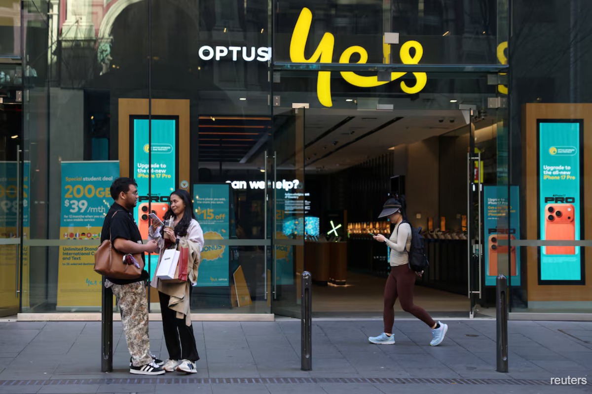 Singtel Says Optus CEO Needs Time to Fix Issues After Emergency Call ...